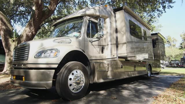 Watch Big Time RV S02:E12 - Triple-Queen Size - Free TV Shows | Tubi