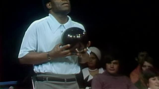 Watch Celebrity Bowling S02:E06 - Episode 6 - Free TV Shows | Tubi