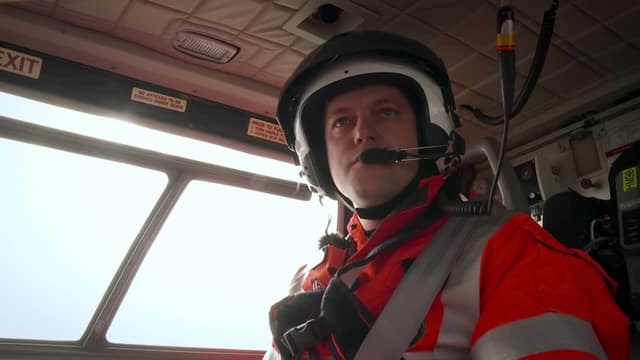 Watch Helicopter ER S01:E17 - Episode 17 - Free TV Shows | Tubi