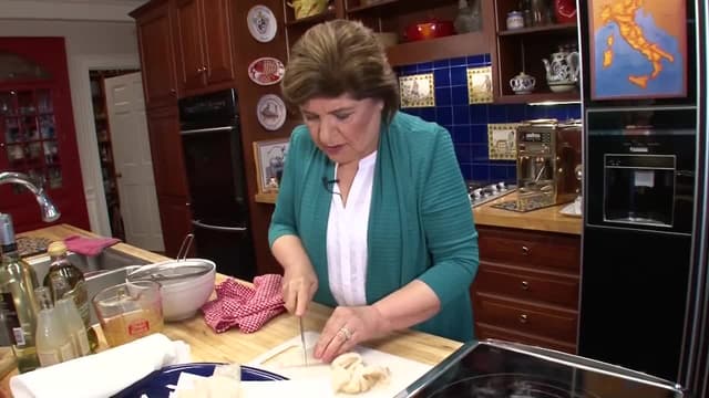 Watch Ciao Italia S27:E03 - Magic in a Pot / Magia i - Free TV Shows | Tubi