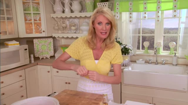 Watch Semi-Homemade Cooking With Sandra Lee S07:E07 - Money-Saving Menu ...